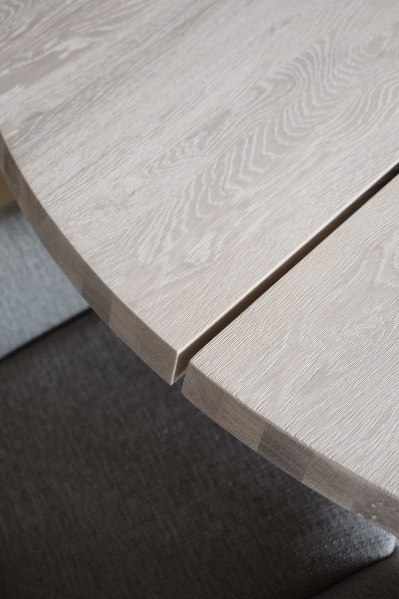 Fred matbord runt 160 vitpigmenterad ek/svart - Stort utbud hos Em home