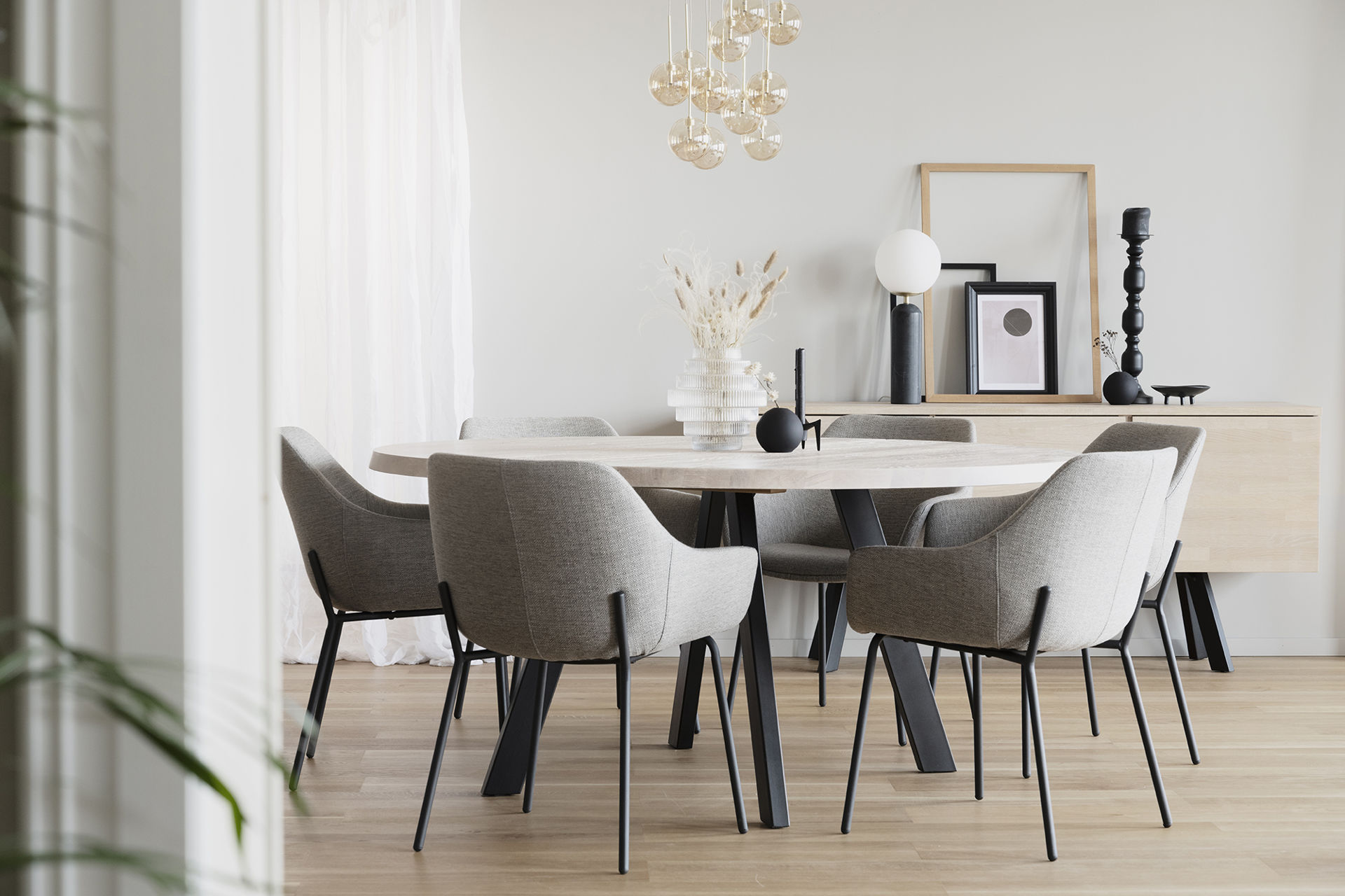 Fred matbord runt 160 vitpigmenterad ek/svart - Stort utbud hos Em home