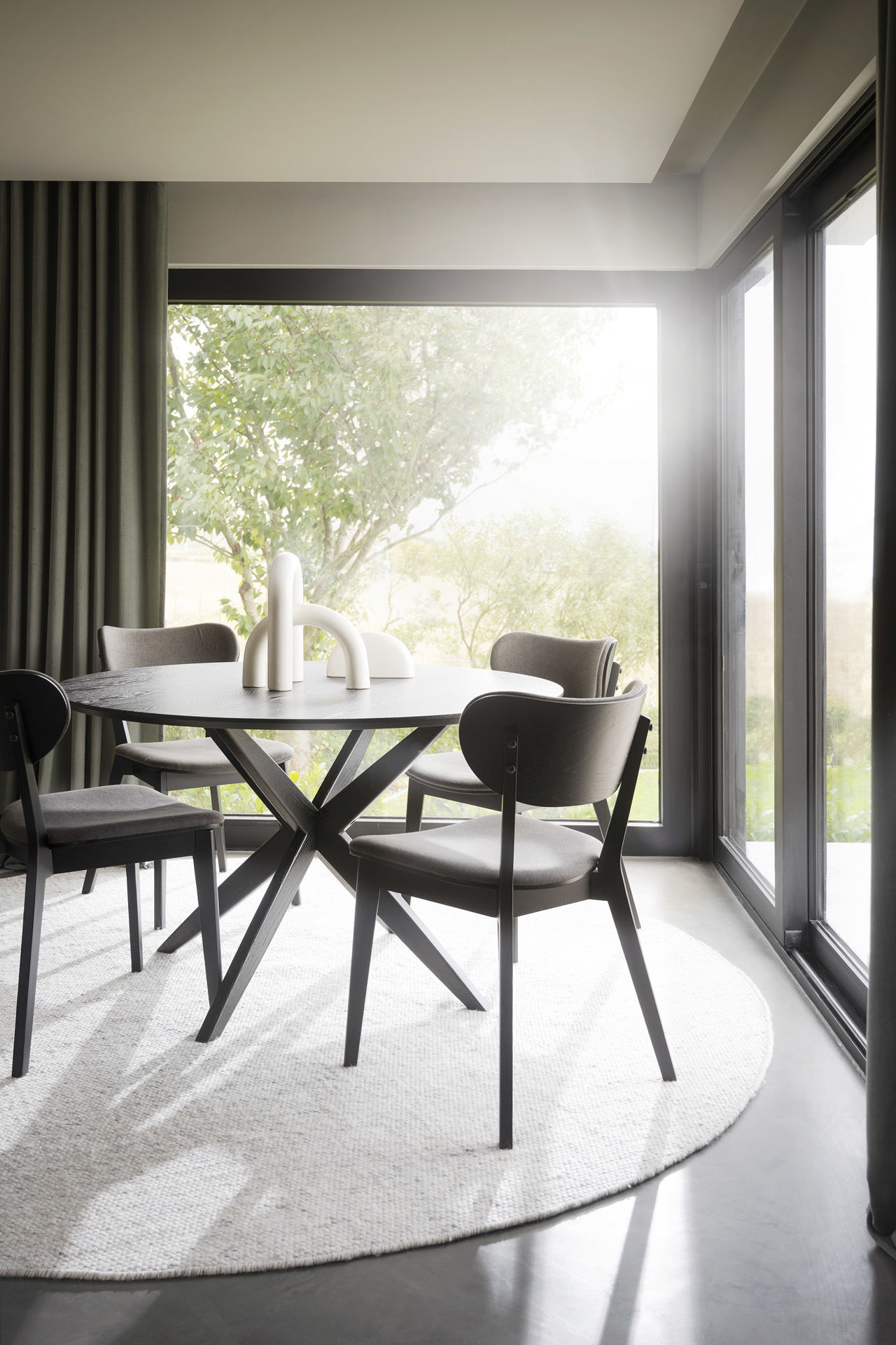 CALVERTON matbord runt Ø120 svart ek - Stort utbud hos Em home