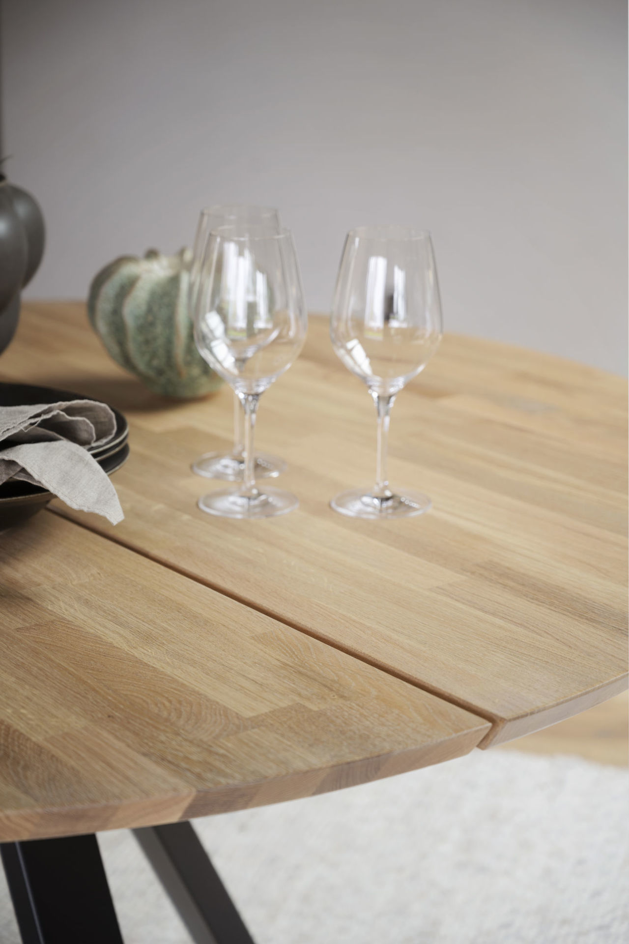 CARRADALE Matbord Ø150 ek/V-ben svart metall - Stort utbud hos Em home