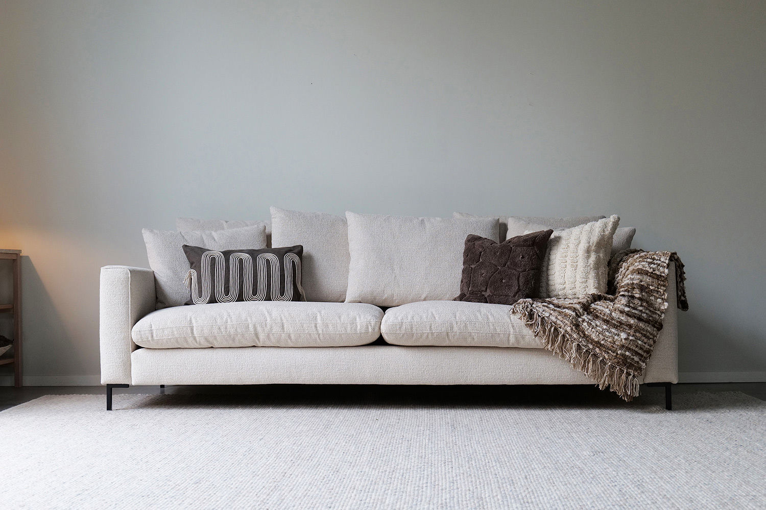 SIMONE 3,5-sits soffa tyg Beatto 1064 cream, svarta metallben - Stort ...