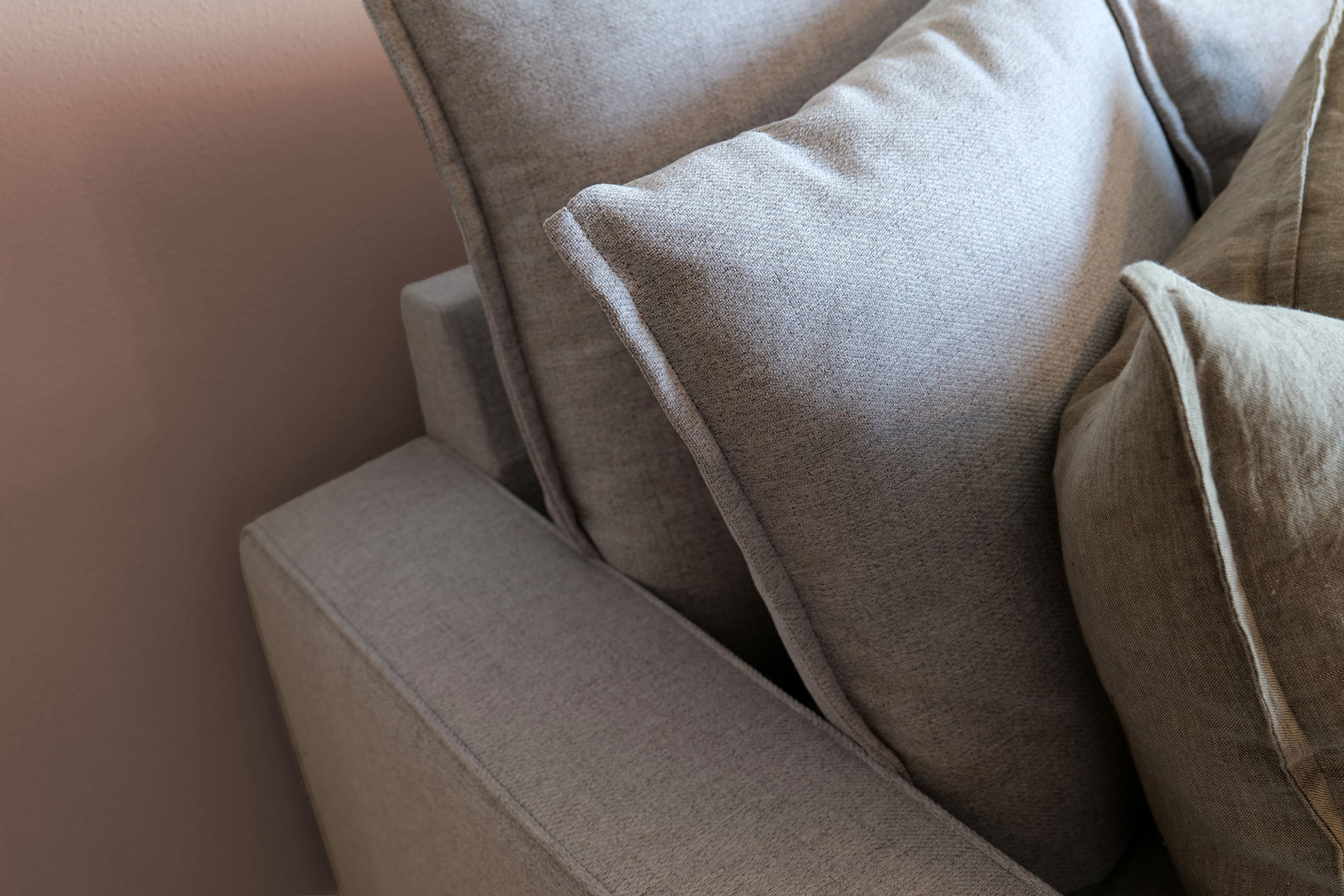 CARISSA Soffa 2,5S 255cm tyg Neve 80 limestone - Stort utbud hos Em home