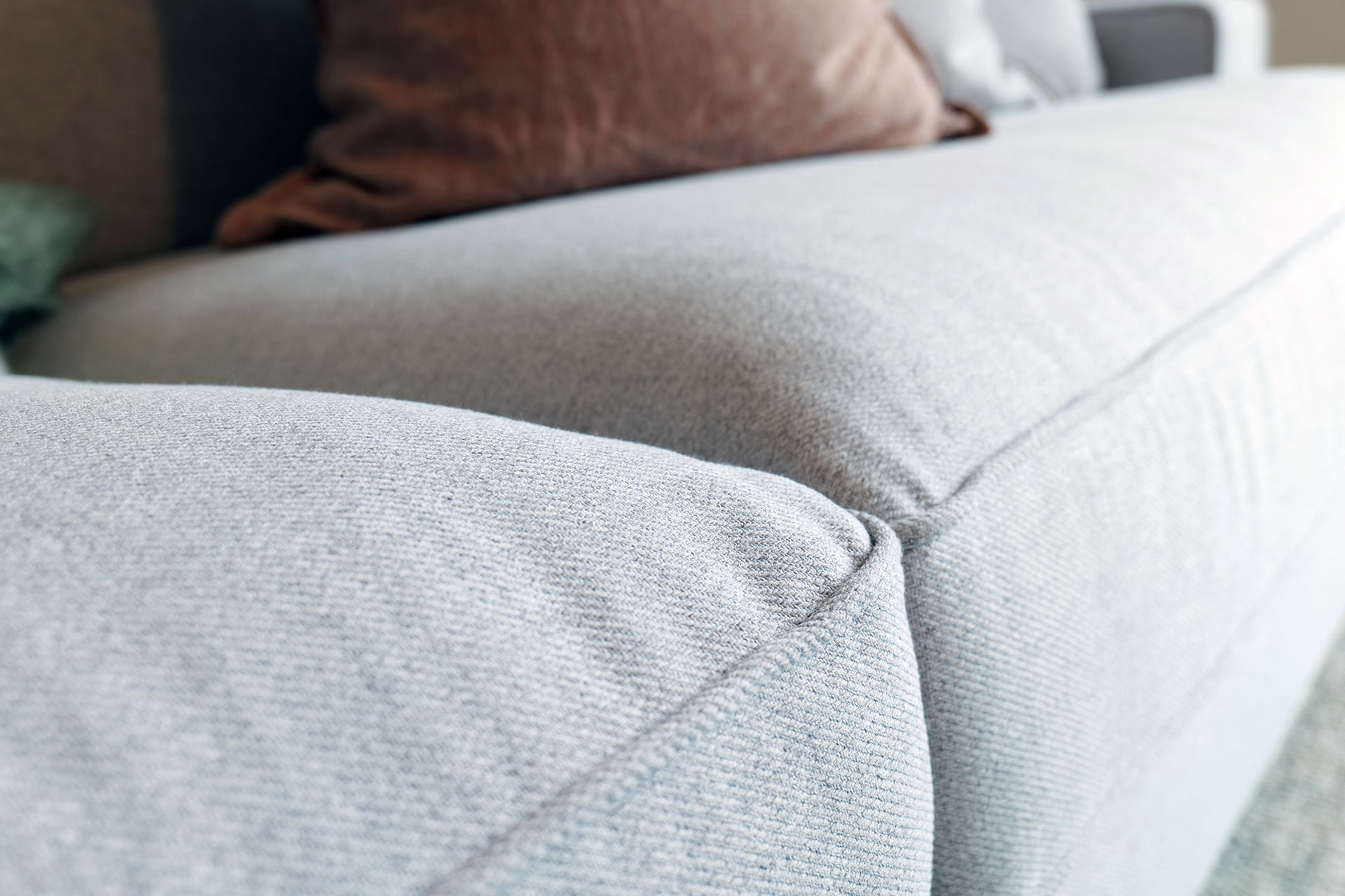 CARISSA Soffa 2,5S 255cm tyg Neve 80 limestone - Stort utbud hos Em home